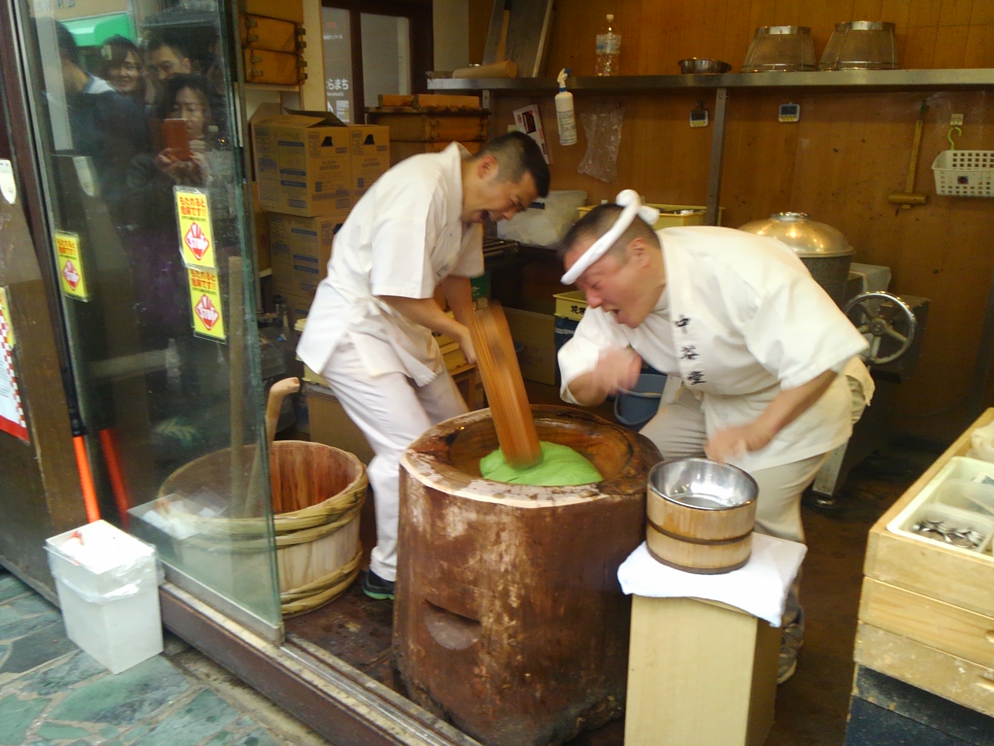 The traditional mochi-pounding ceremony | Traveloop.jp